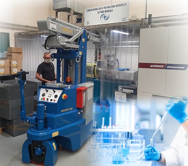 Mobile crane for changing moulds of plastic in medical devices | GT cranes